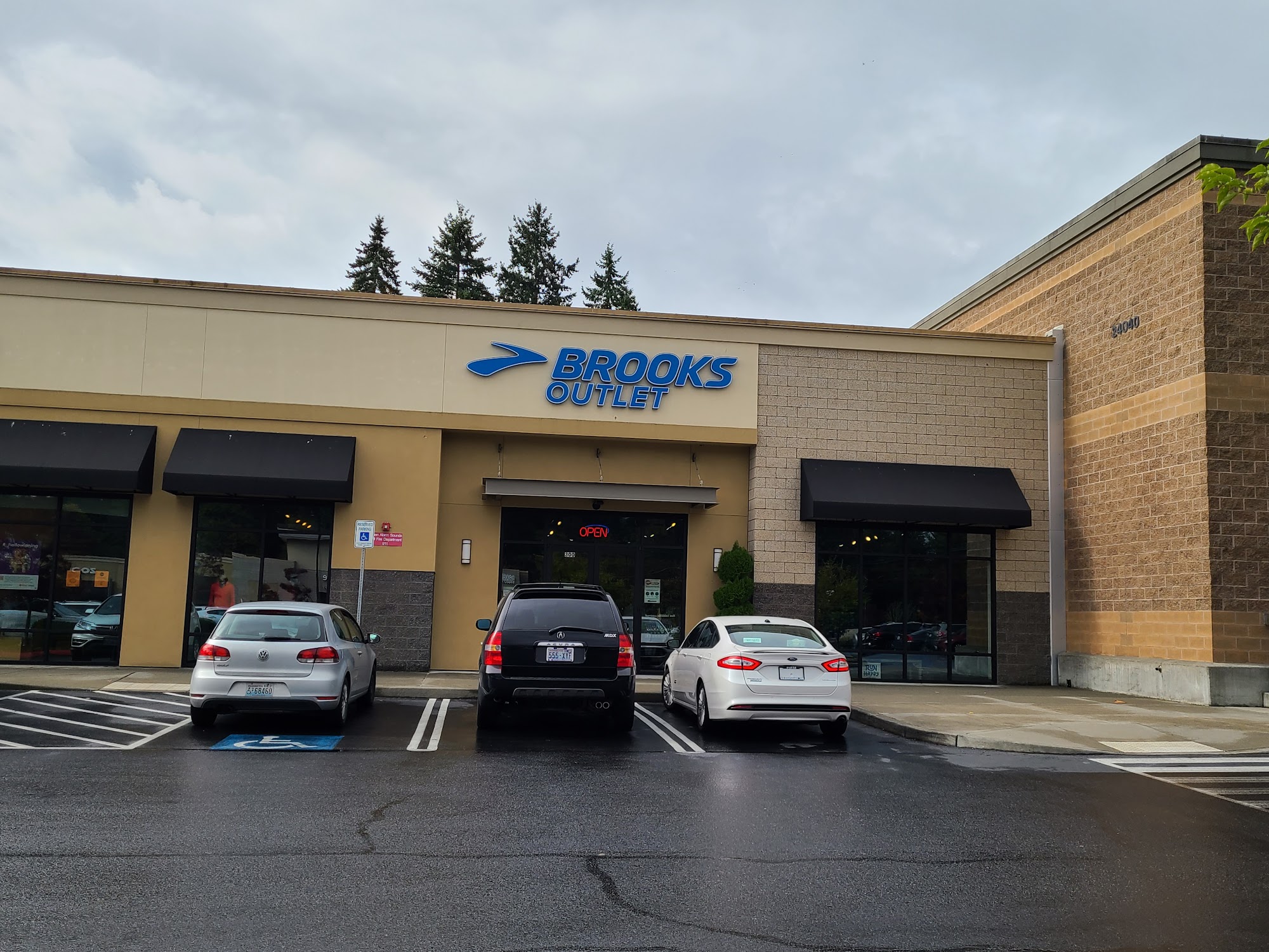 BROOKS SPORTS OUTLET - Bothell WA - Hours, Directions, Reviews - Loc8NearMe
