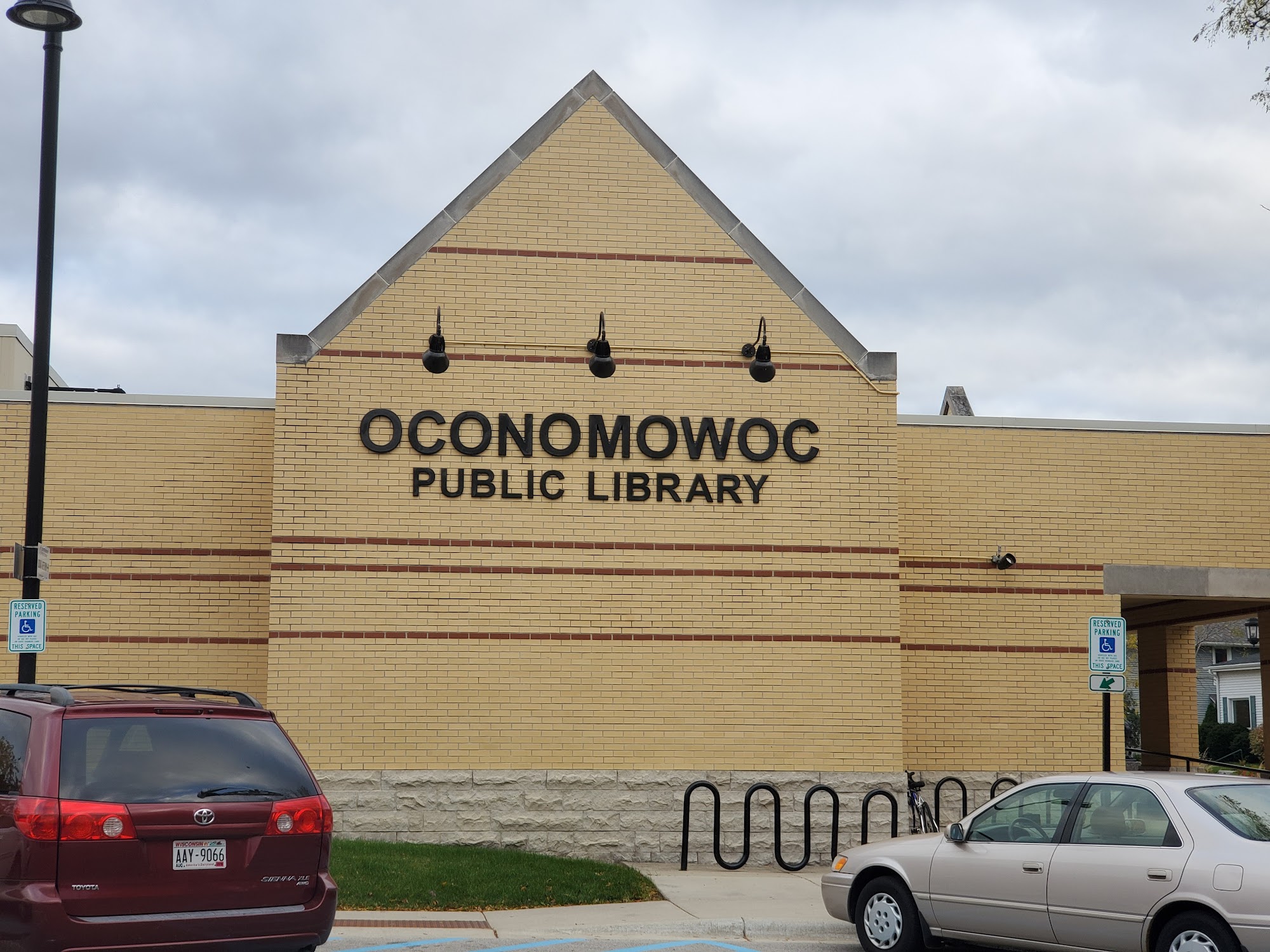 OCONOMOWOC PUBLIC LIBRARY - Oconomowoc WI - Hours, Directions, Reviews ...